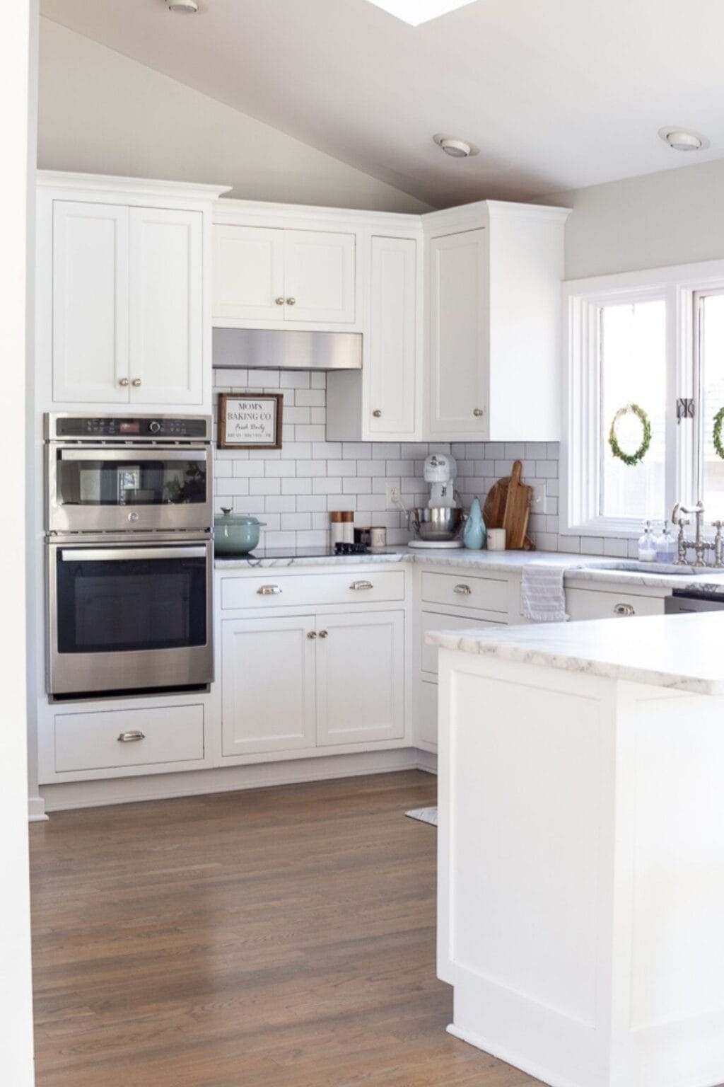 Charming Winter Kitchen Decor Ideas for a Seasonal Refresh